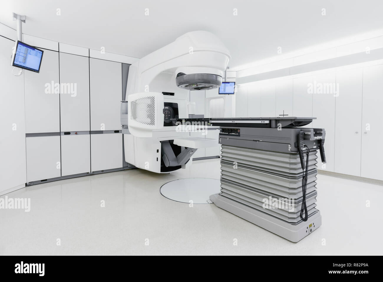 Advanced medical technology hi-res stock photography and images - Alamy