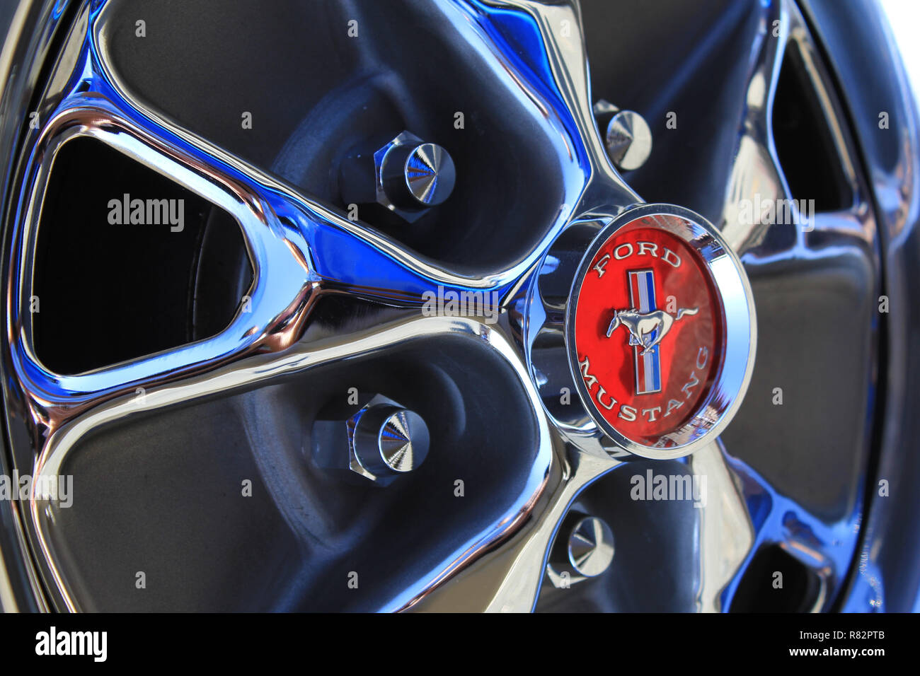 Ford logo car usa mirror hi-res stock photography and images - Alamy