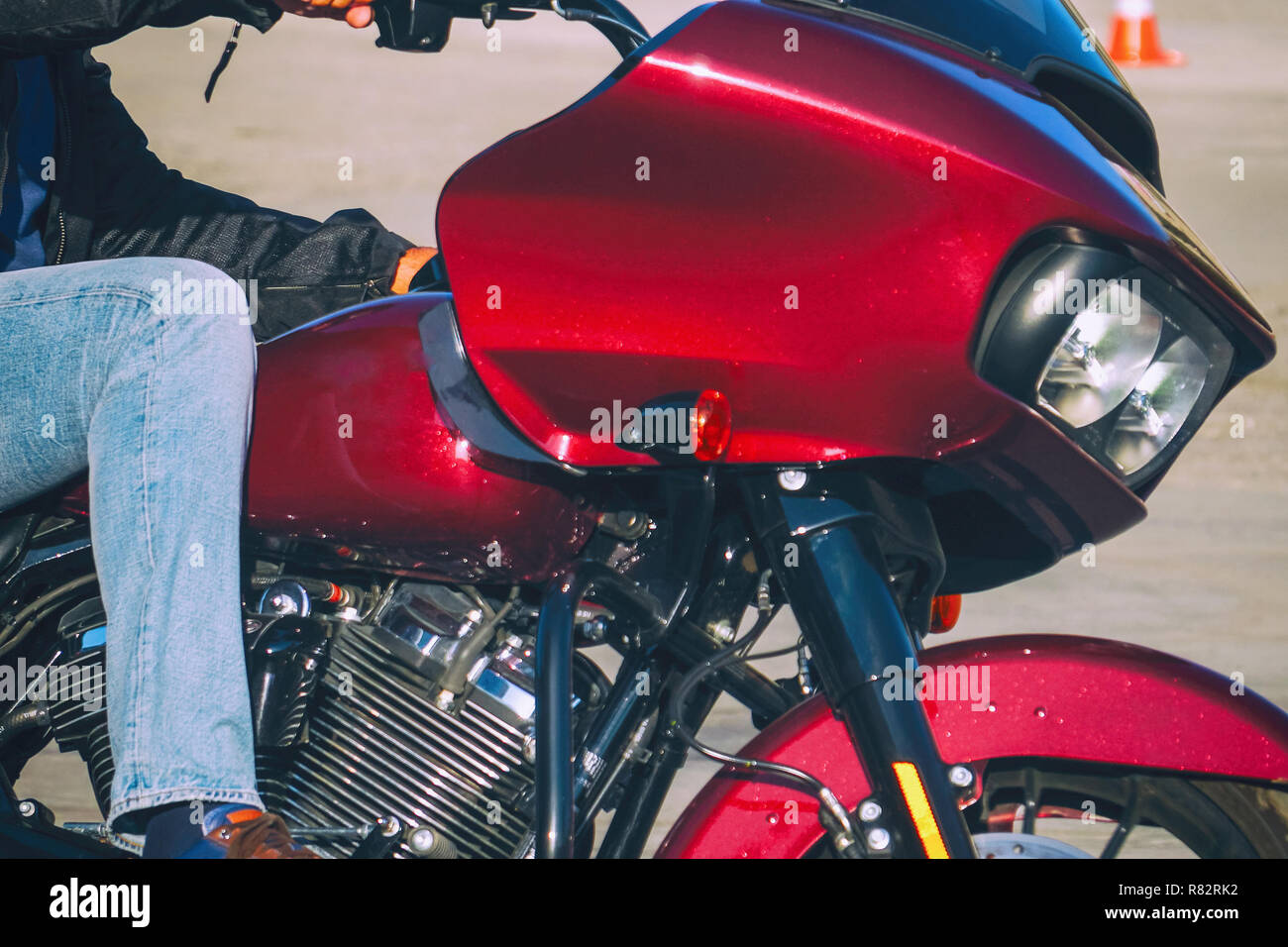 Man riding motorcycle side view hi-res stock photography and images - Alamy