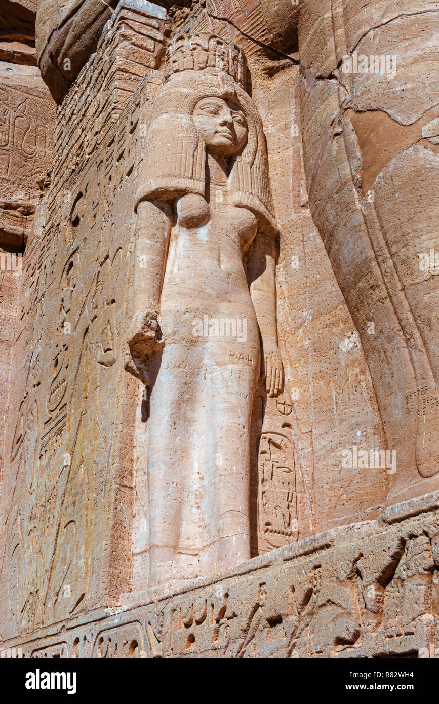 Statue of Nefertiti, favourite wife and Queen of Pharaoh King Ramses II ...