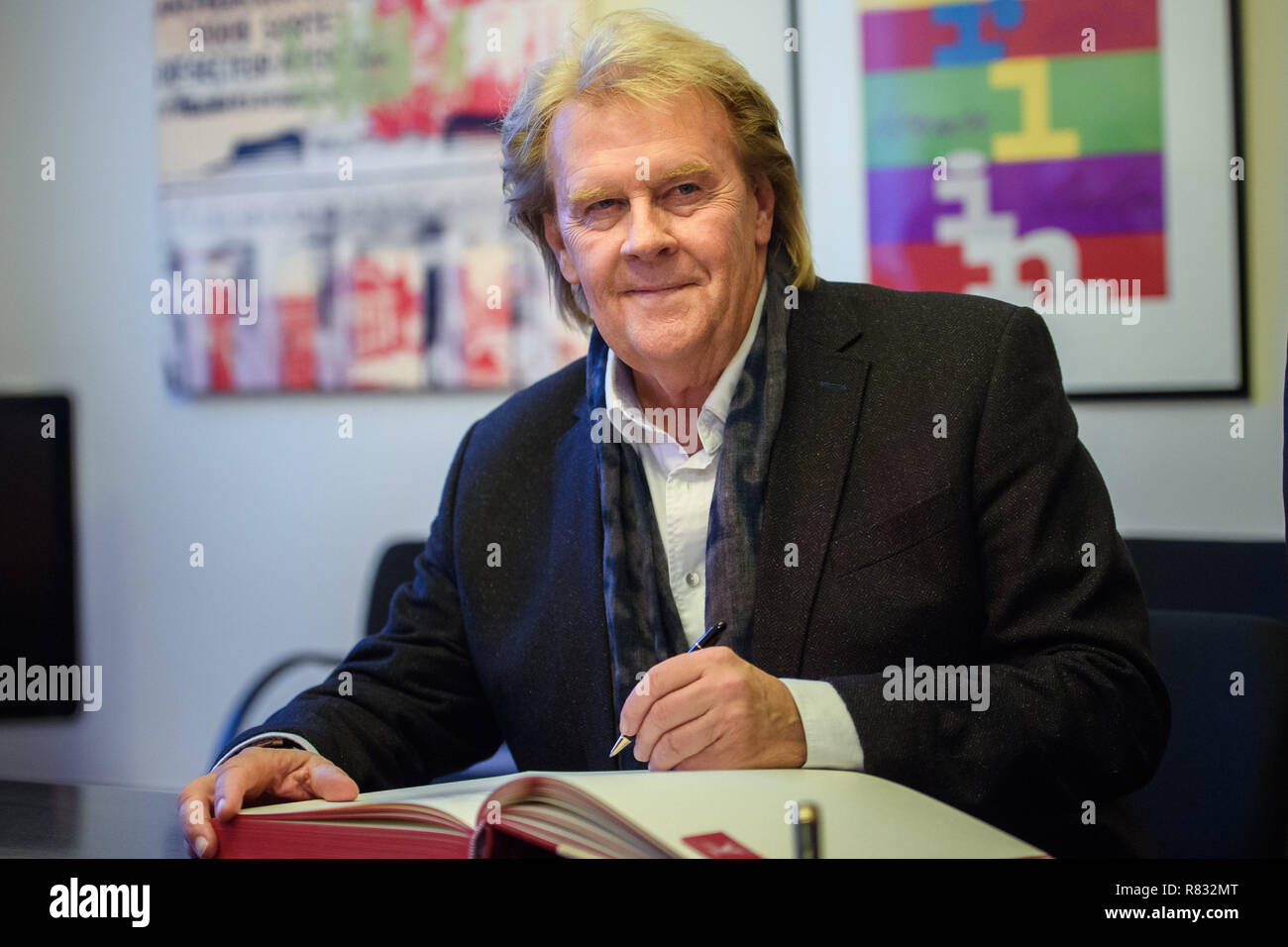 Berlin, Germany. 12th Dec, 2018. The singer Howard Carpendale signs the ...