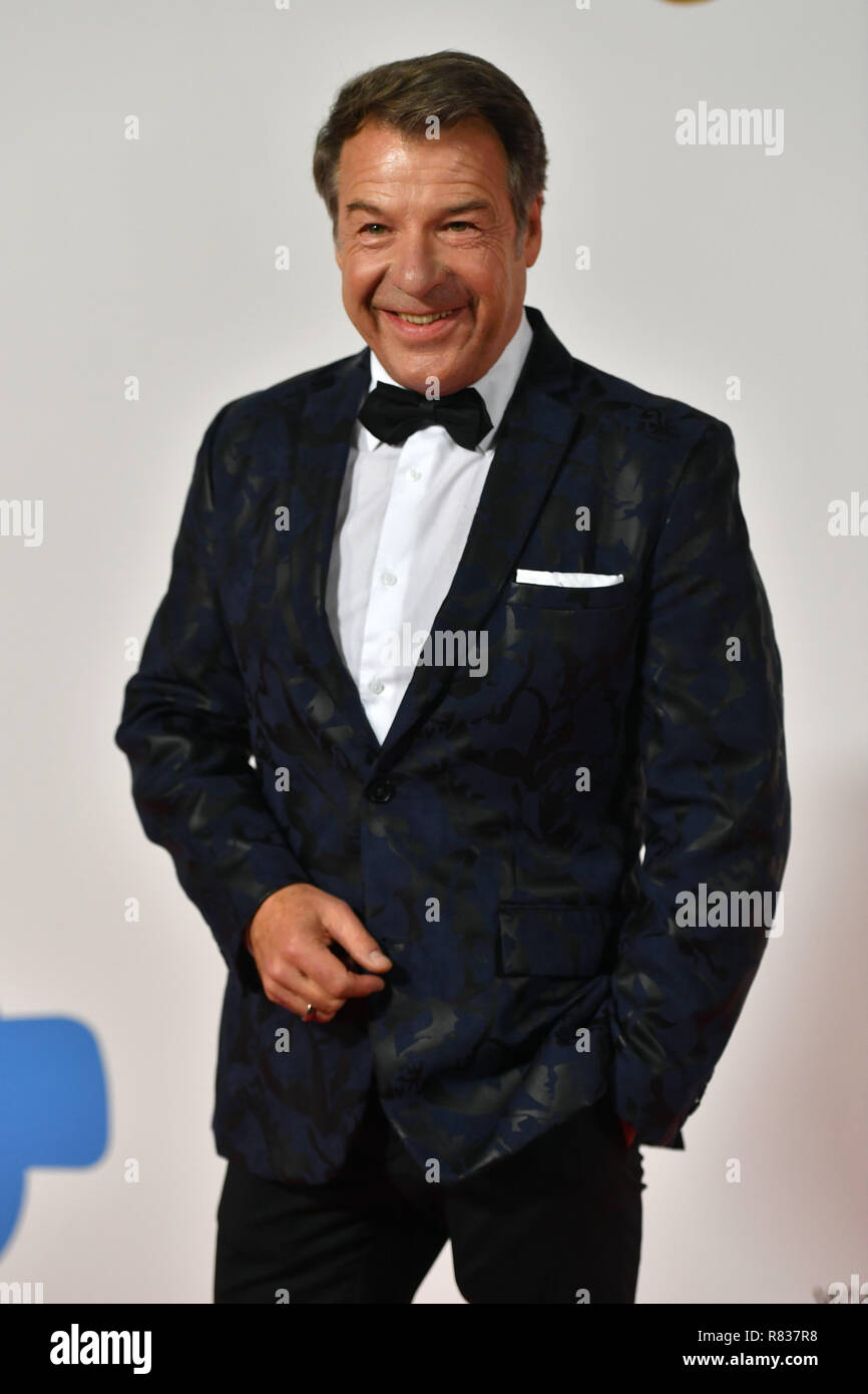 Munich, Deutschland. 12th Dec, 2018. Patrick LINDNER (Saenger), single ...