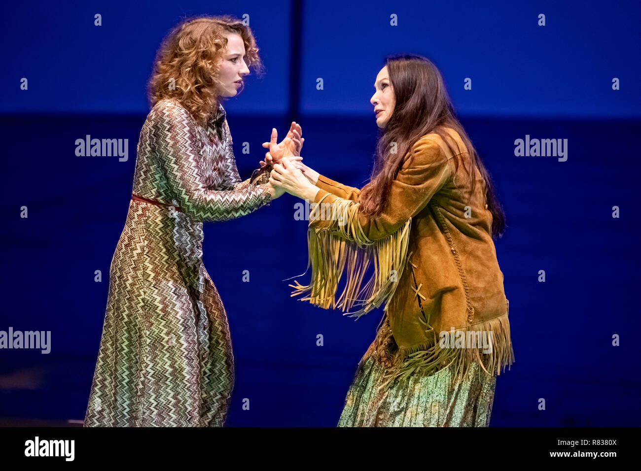Berlin, Germany. 12th Dec, 2018. Antonia Bill (l) and Silvia Rieger ...