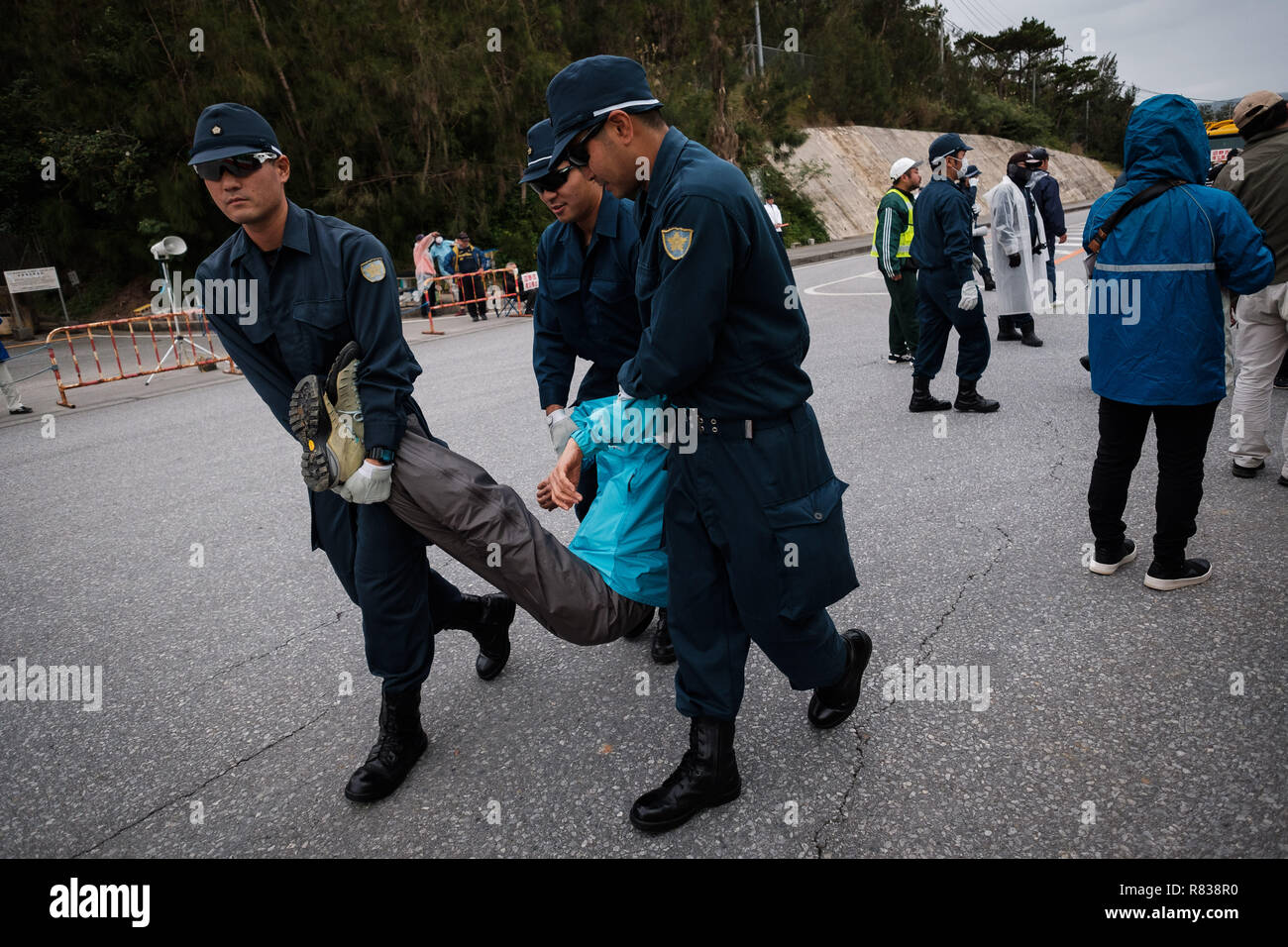 Japan riot police move protester against base construction who ...