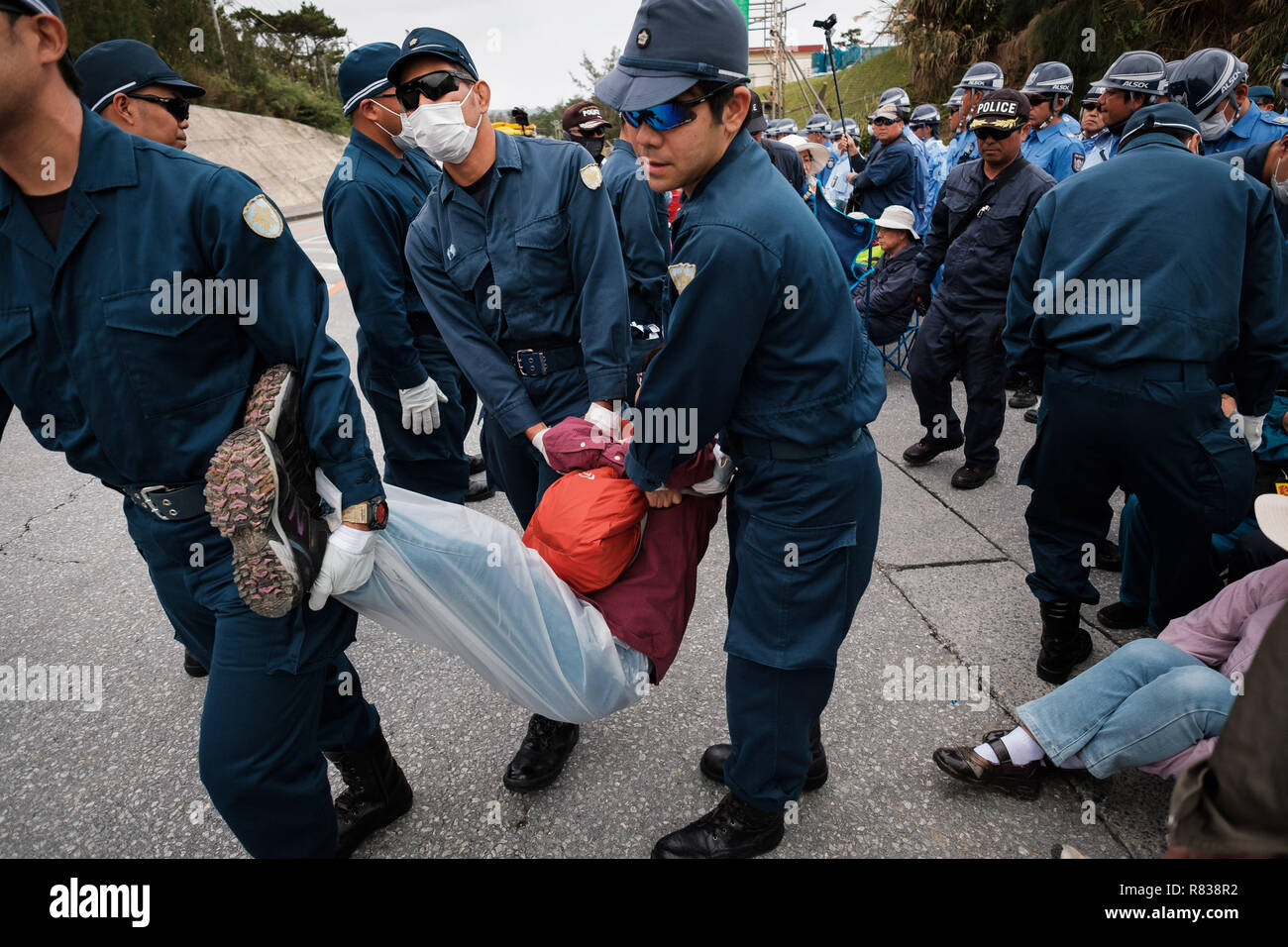 Japan riot police move protester against base construction who ...
