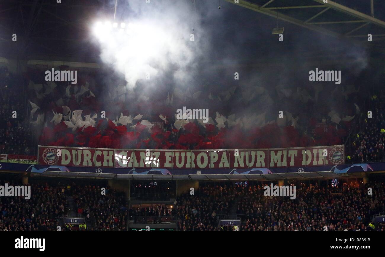 Pyro bengalo bengalos hi-res stock photography and images - Alamy