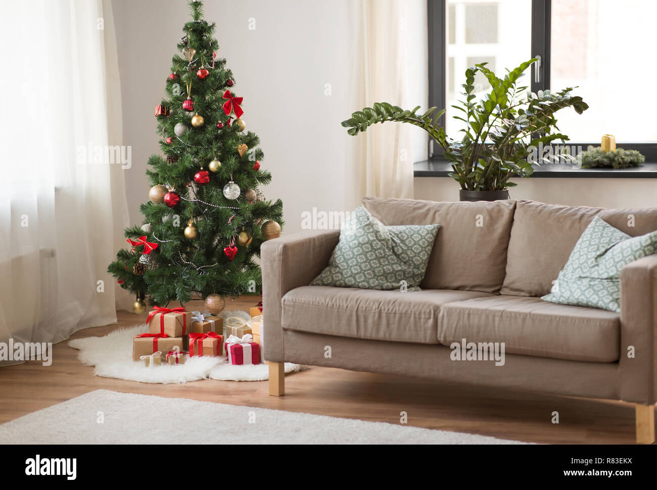 Christmas cozy sofa hi-res stock photography and images - Alamy