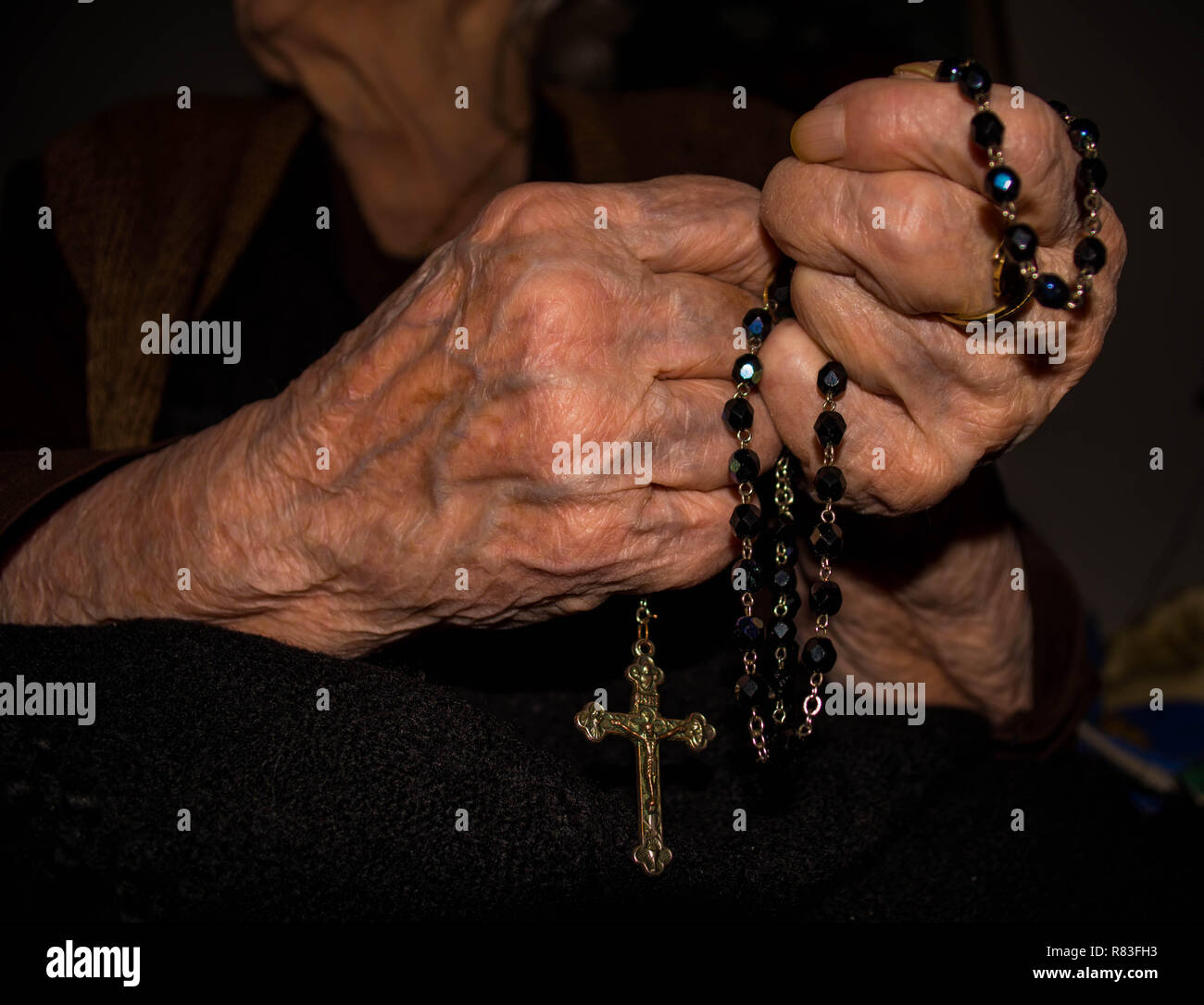 Praying hands with rosary Stock Photo - Alamy