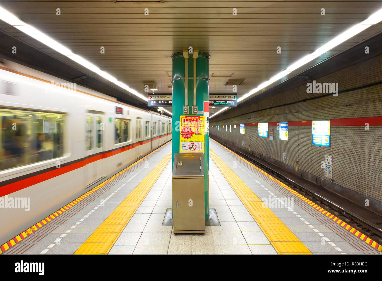 Tokyo, Japan - April 20 2018: Unidentified people travel through tokyo ...