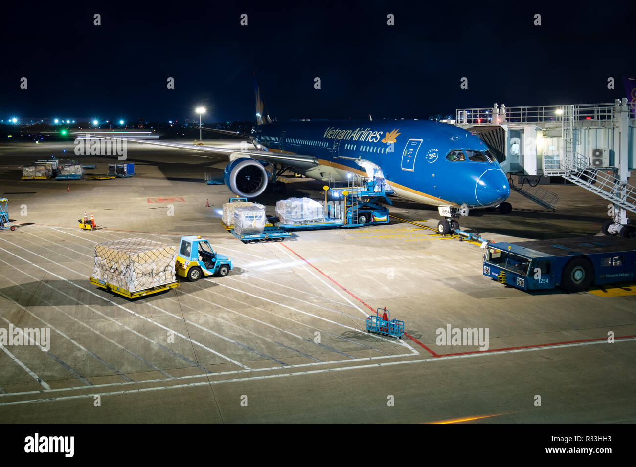 Airliner preparation hi-res stock photography and images - Alamy