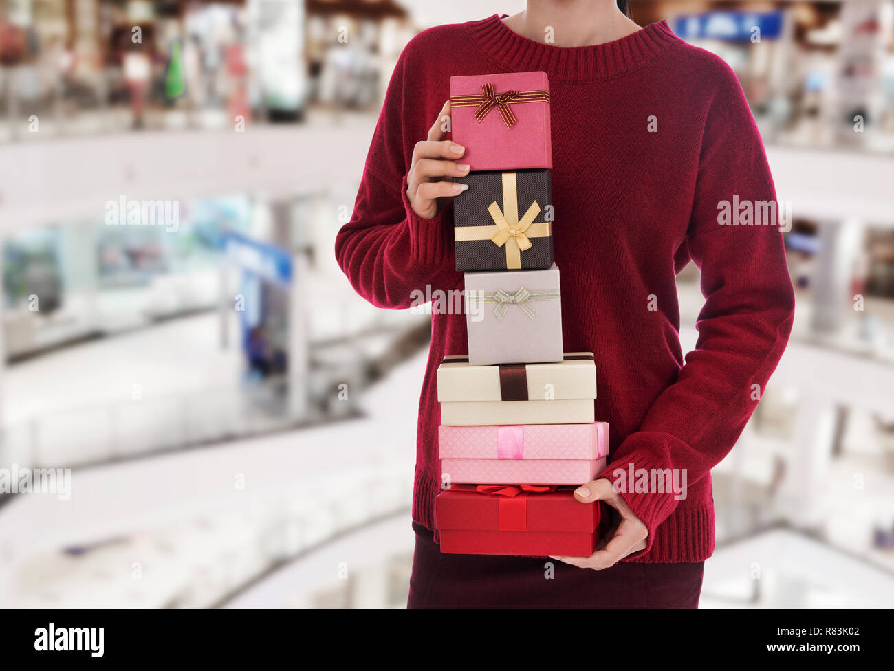 woman holding christmas gift box shopping at mall Stock Photo - Alamy