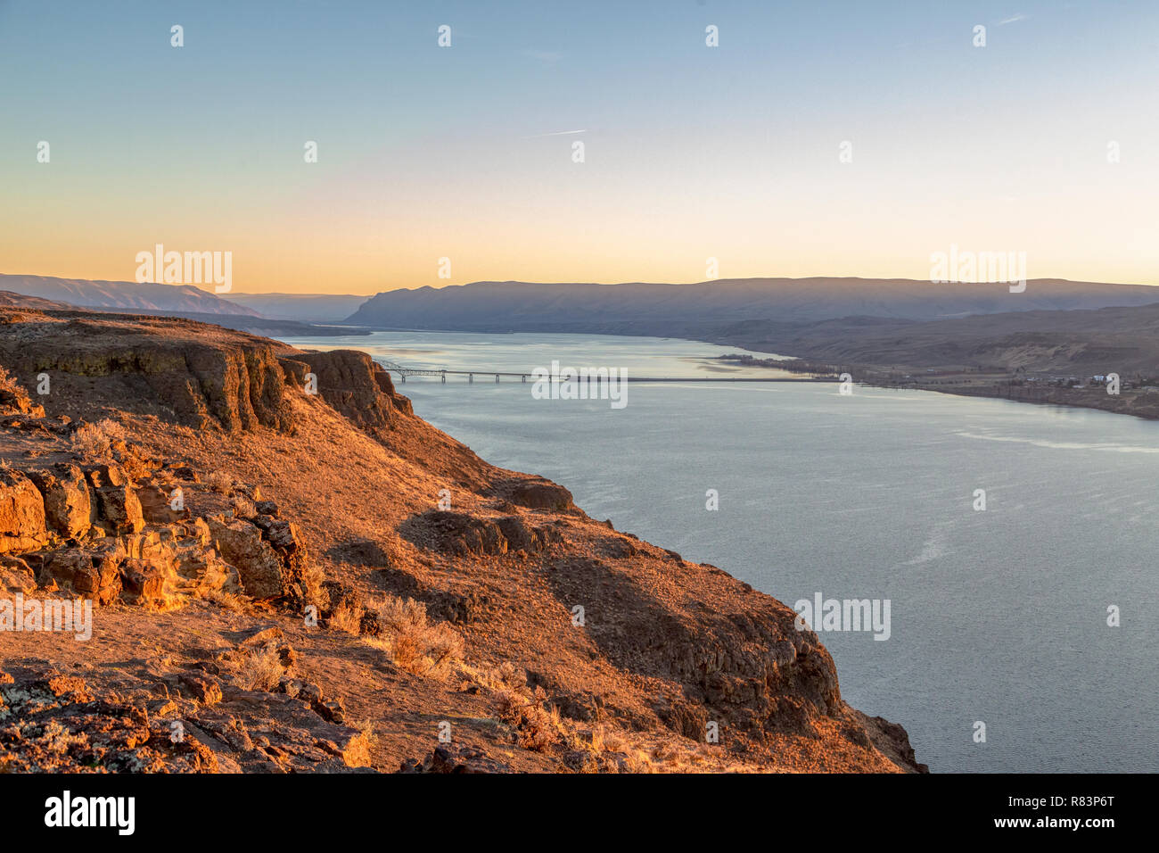 Scenic overlook of the Columbia River Gorge at Lake Wanapum at sunset ...