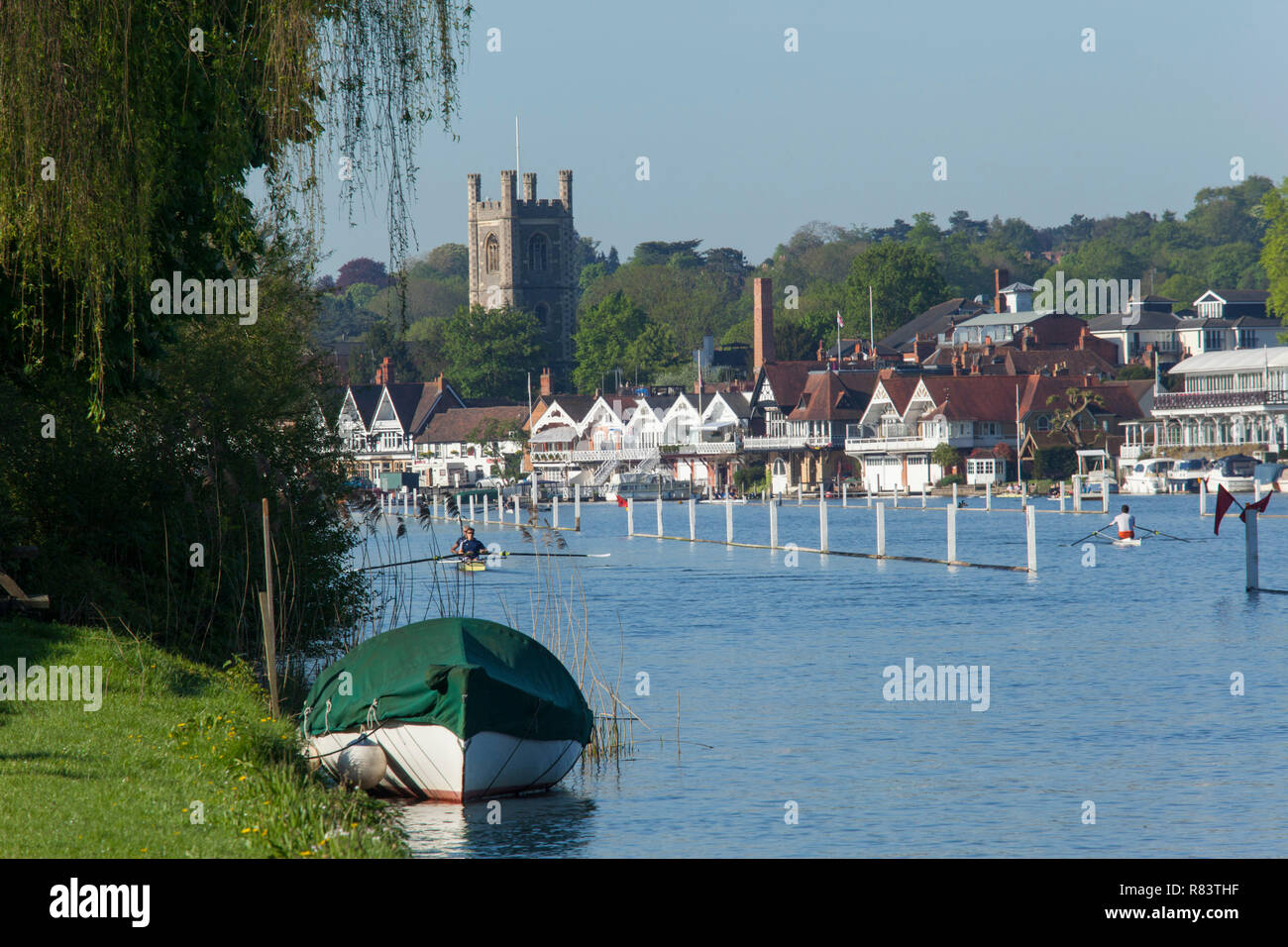 Looking South across the River Thames at the town of Henley-on-Thames ...