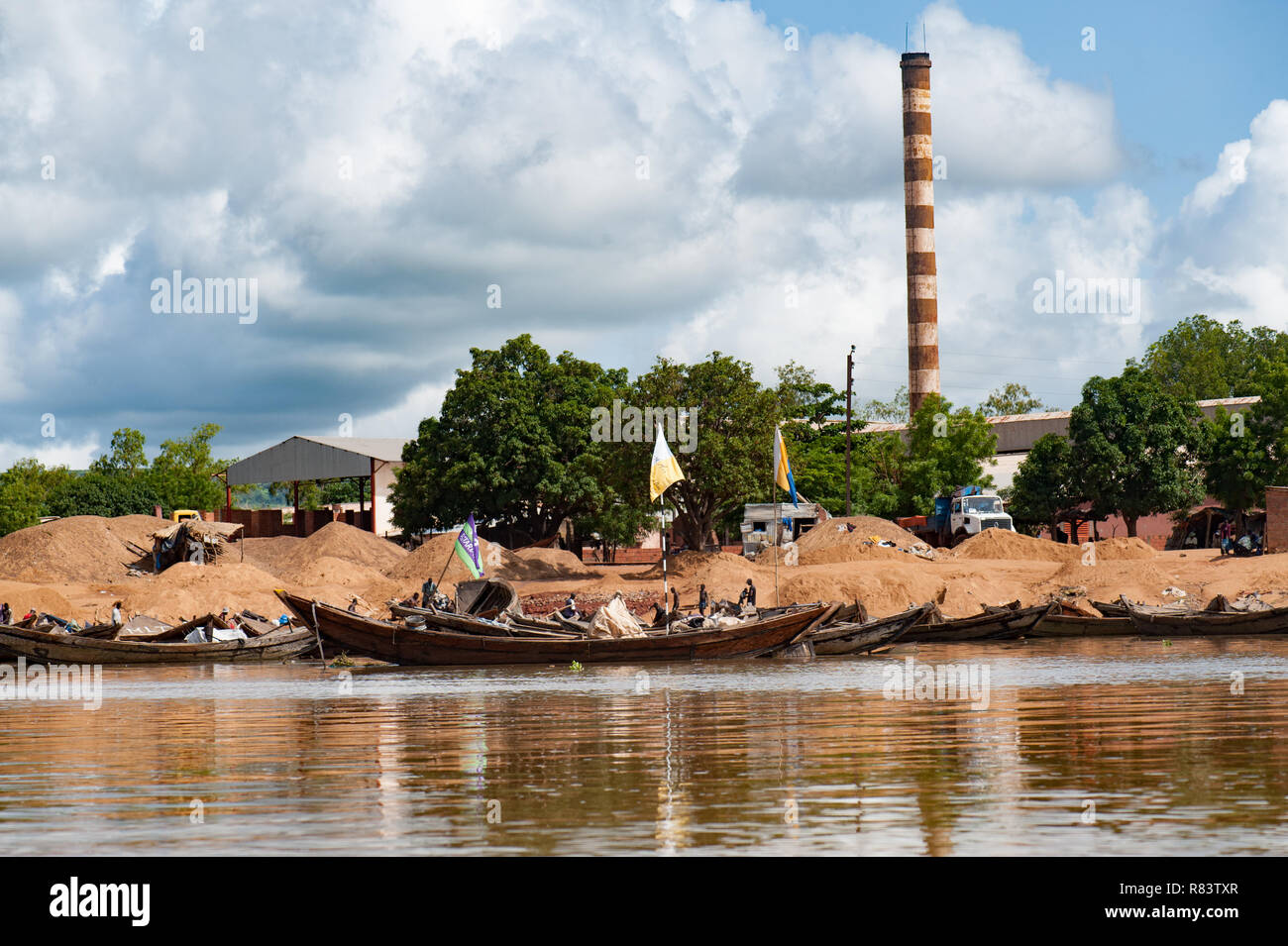 Mali, Africa. Wood fish merchant boats on the dirty Niger river Stock ...