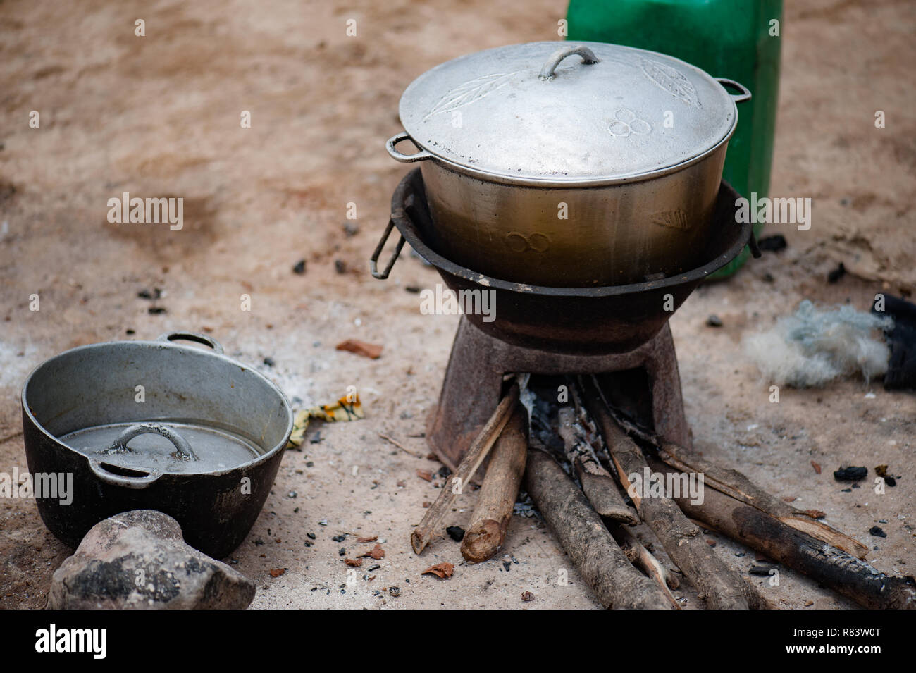 Clay water pot africa hi-res stock photography and images - Alamy