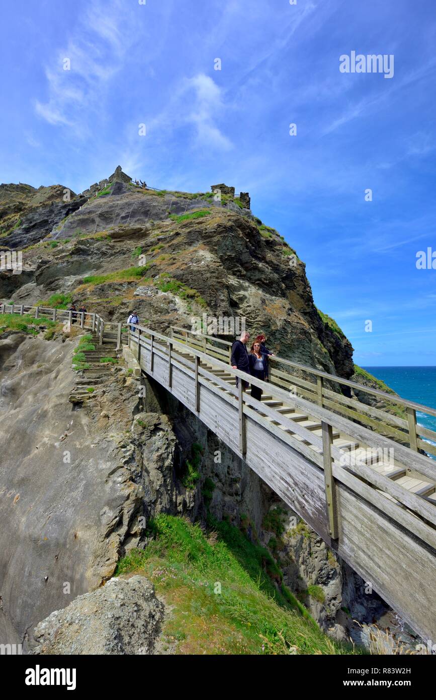 Tintagel castle bridge hi-res stock photography and images - Alamy