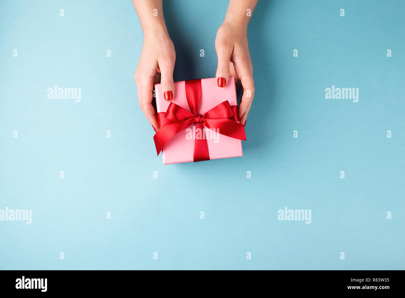 Hand pink minimal hi-res stock photography and images - Alamy