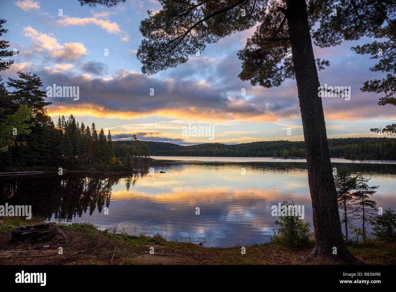 Provoking Lake at dawn, Highland Backpacking Trail, Algonquin ...
