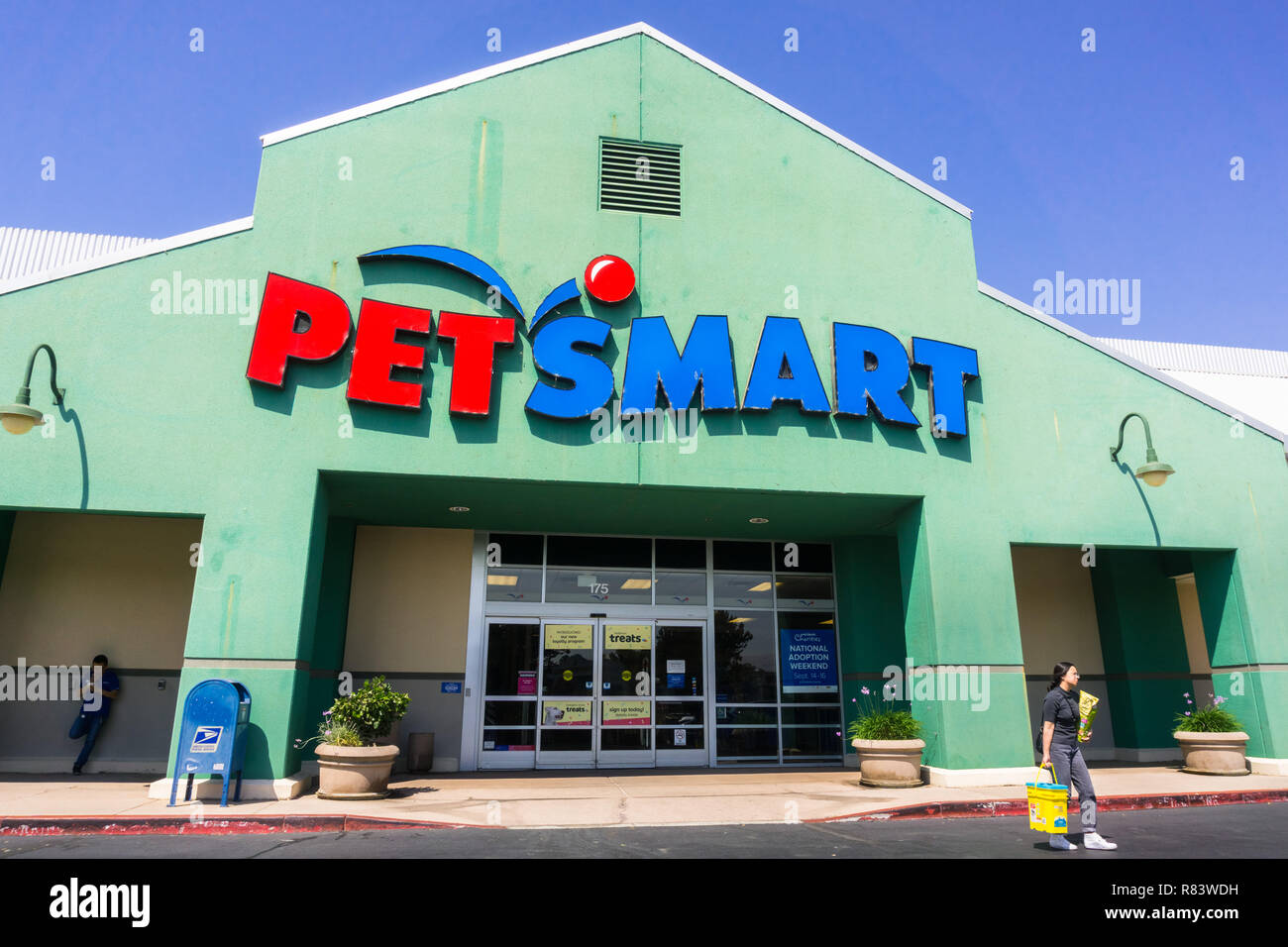 Petsmart storefront hi-res stock photography and images - Alamy