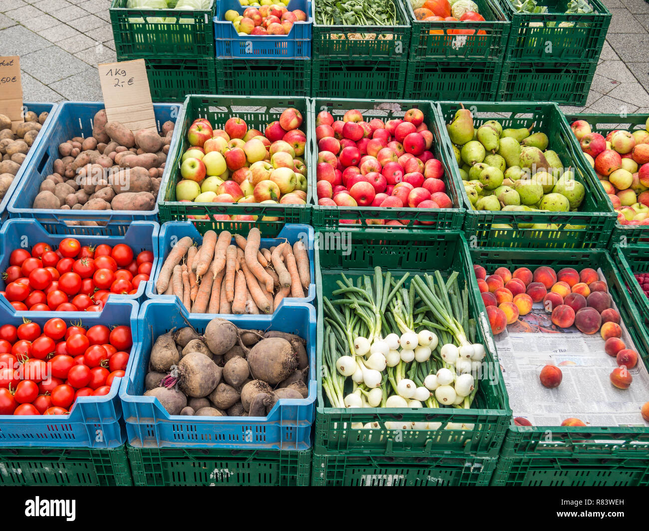 Vegetables at the weekly market Stock Photo - Alamy