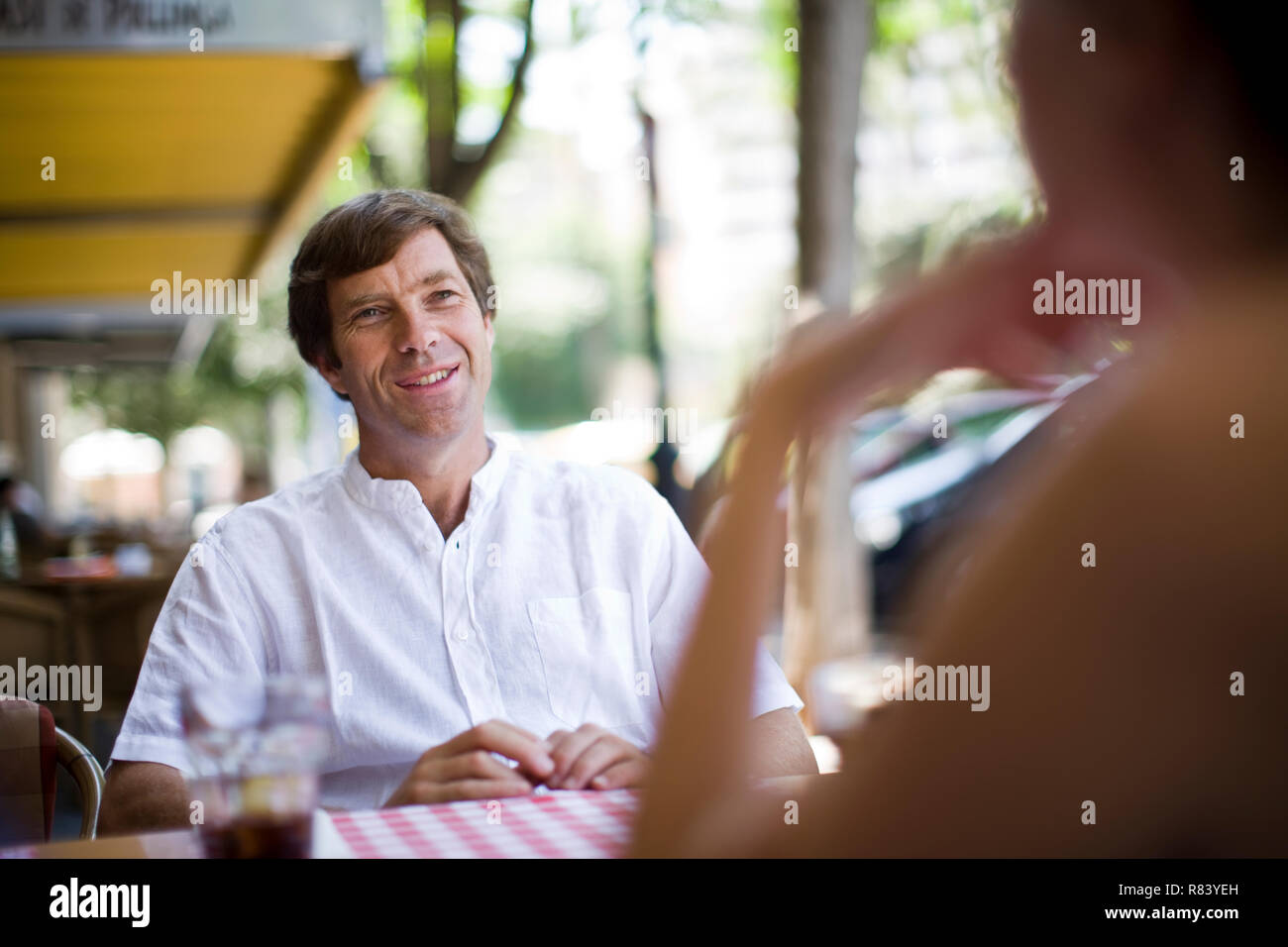 Two people chatting at a cafe Stock Photo - Alamy