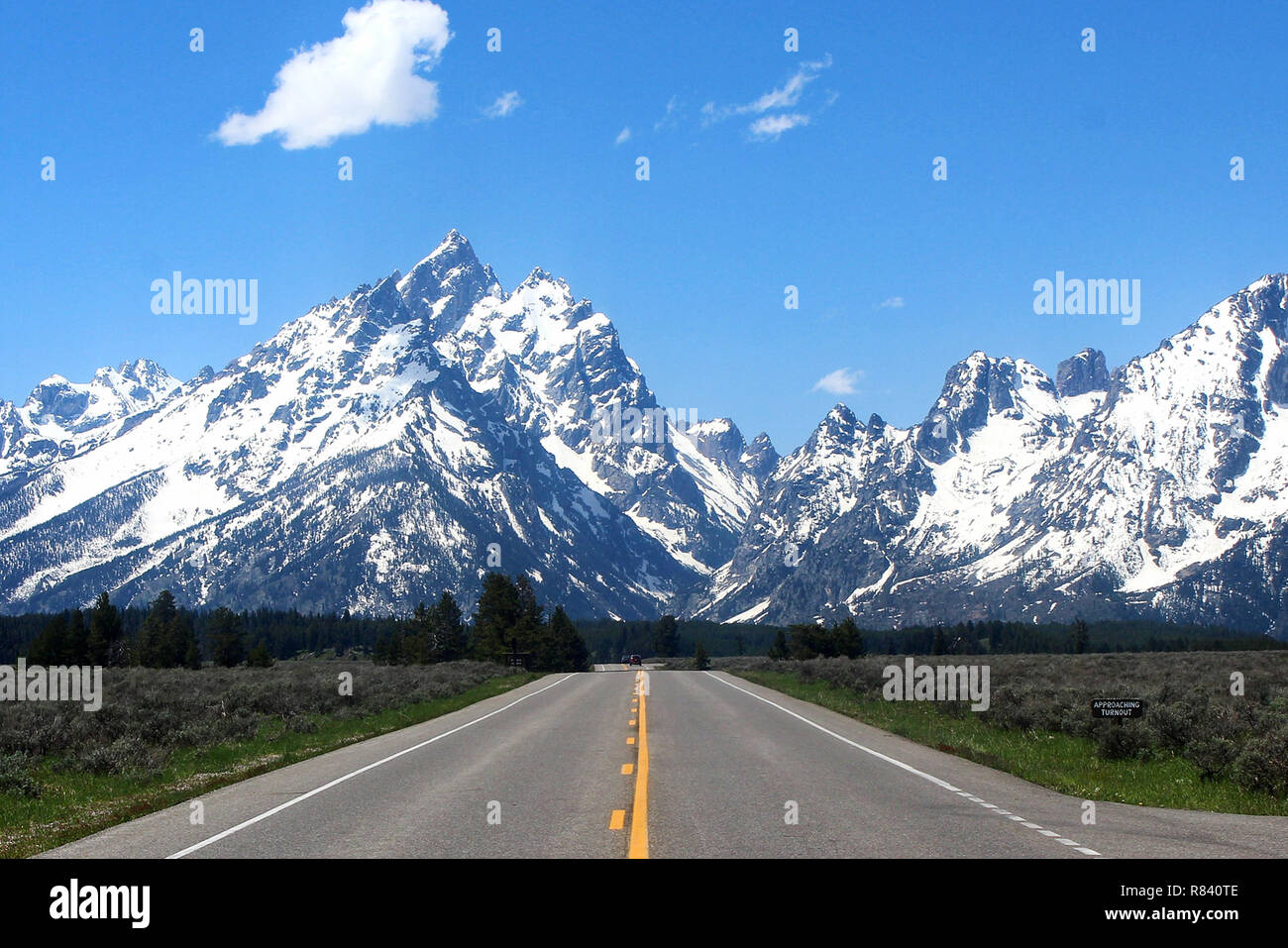 Awesome view of the Teton mountain range from the road Grand Teton ...