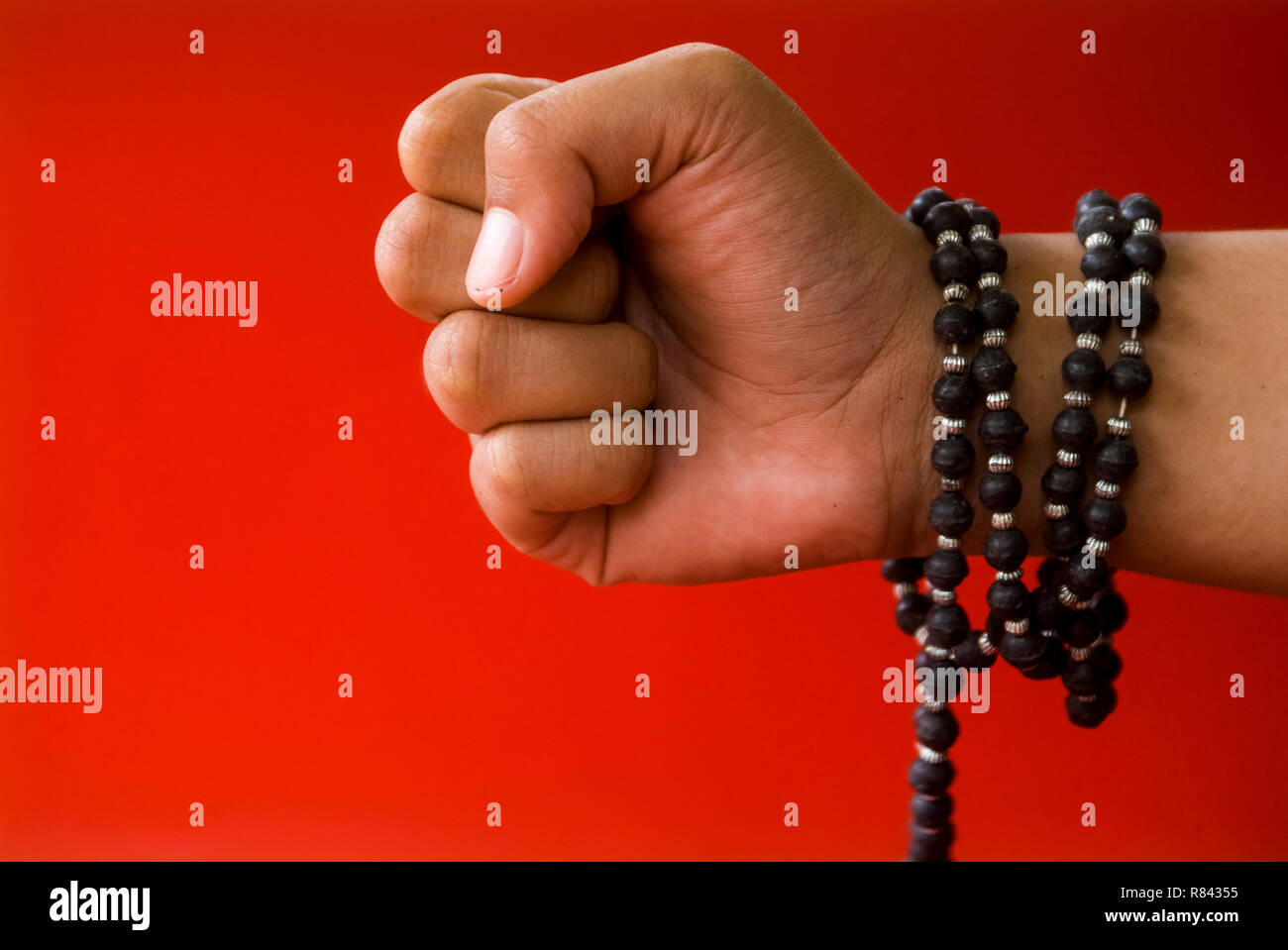 hand of a girl using prayer beads Stock Photo - Alamy
