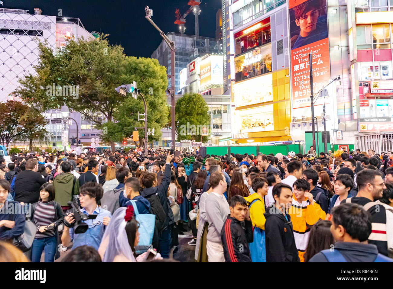 Unbelievable crowd of people in shibuya district during halloween ...