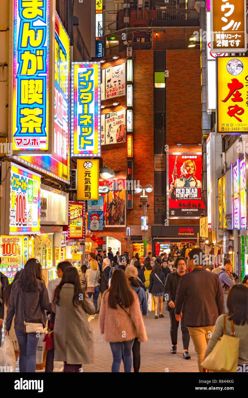 Crowd people cross downtown tokyo hi-res stock photography and images ...