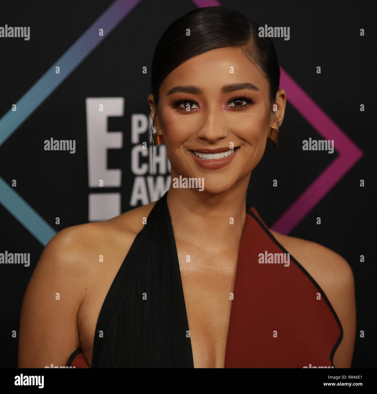 Celebrities attend People's Choice Awards Arrivals at Barker Hangar ...