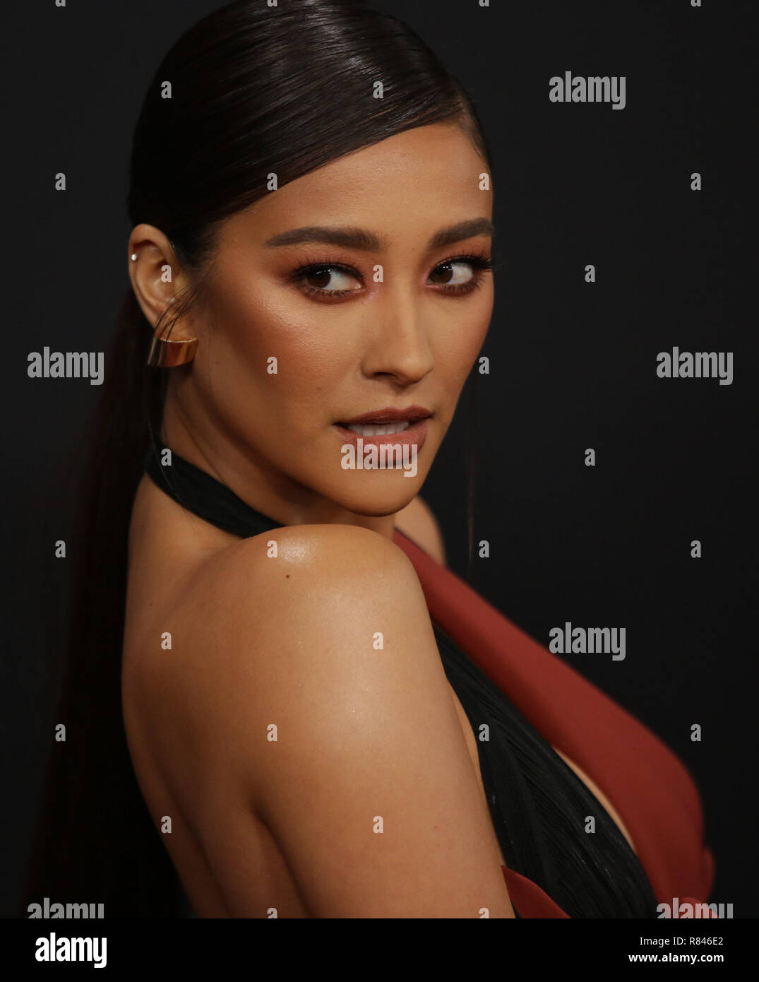 Celebrities attend People's Choice Awards Arrivals at Barker Hangar ...