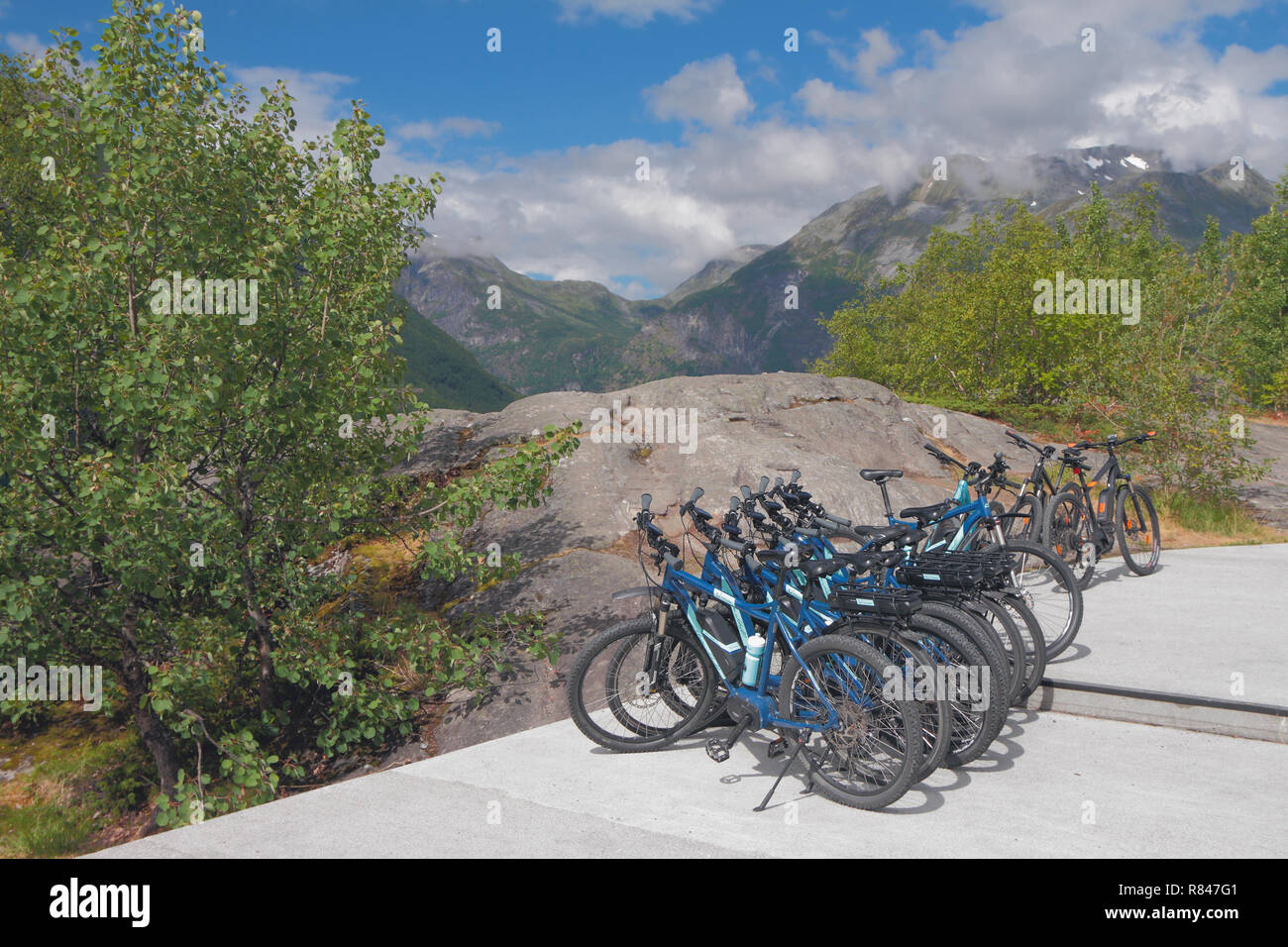Two wheeled platform hi-res stock photography and images - Alamy