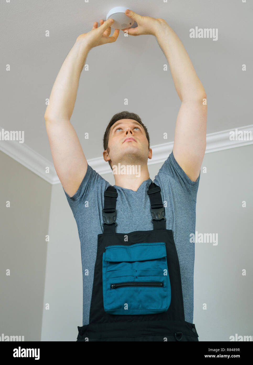 Installing smoke detector hi-res stock photography and images - Alamy