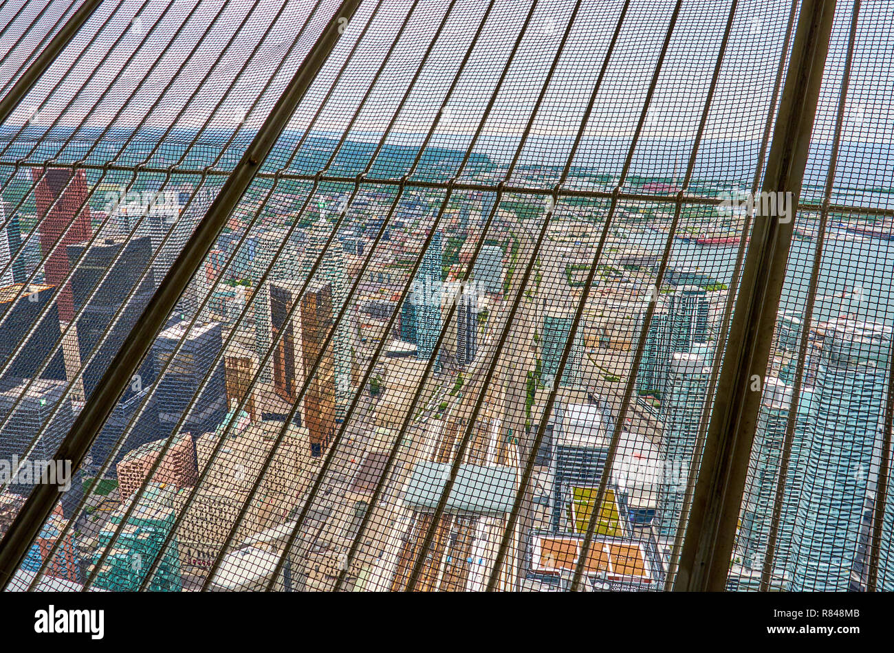 The breathtaking high altitude observation floor in CN Tower in Toronto ...