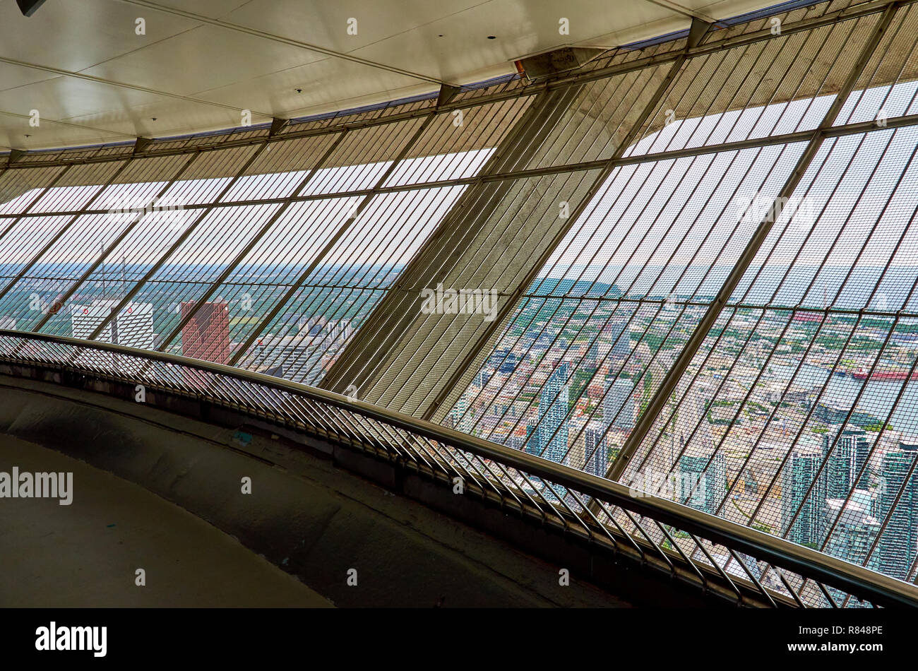 The breathtaking high altitude observation floor in CN Tower in Toronto ...