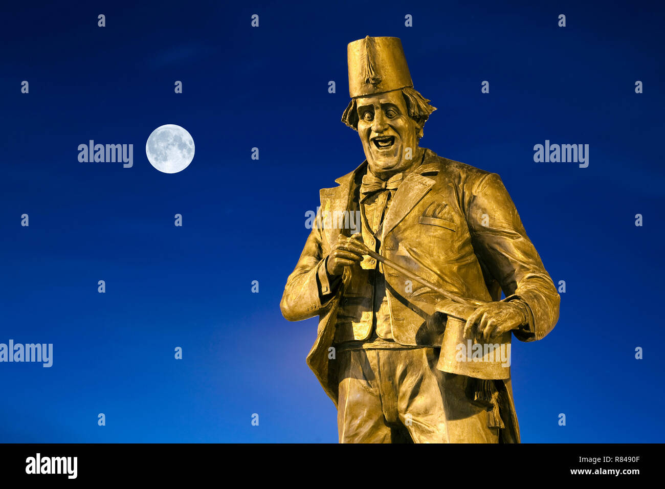 Tommy cooper statue hi-res stock photography and images - Alamy