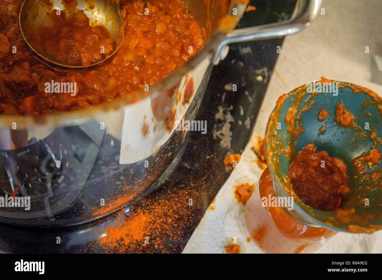 homemade spaghetti sauce make a mess in the kitchen Stock Photo - Alamy