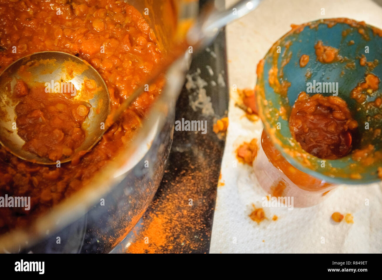 homemade spaghetti sauce make a mess in the kitchen Stock Photo - Alamy