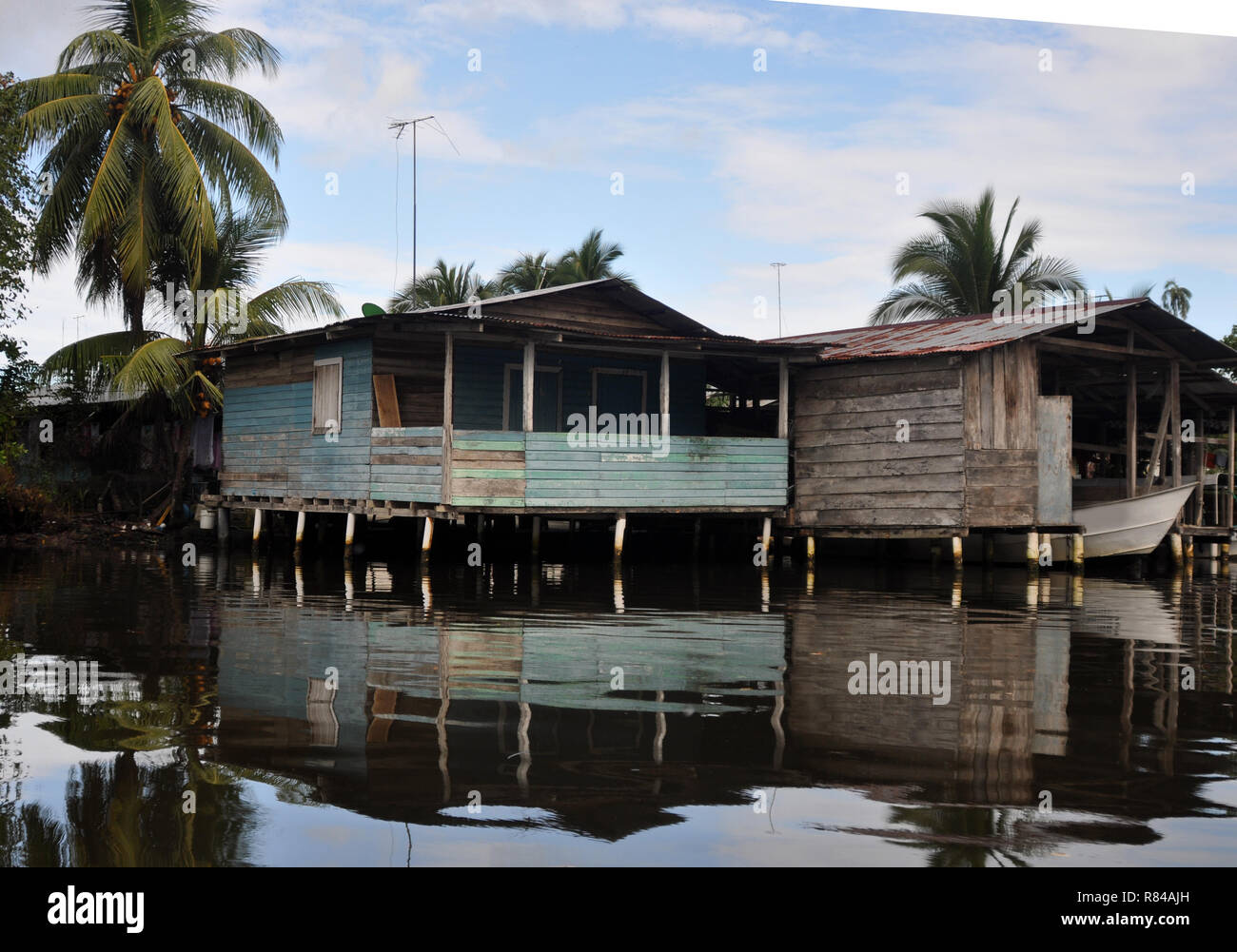 Shack on stilts hi-res stock photography and images - Alamy