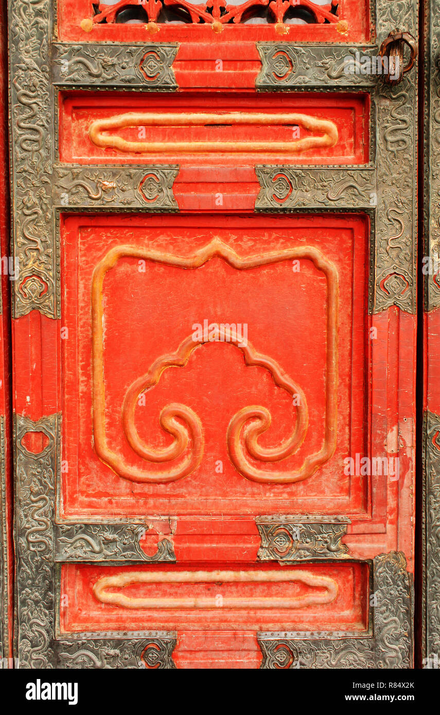 Ancient door in Forbidden City, Beijing, China Stock Photo - Alamy