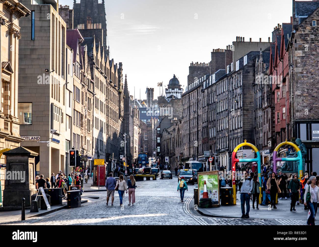 Crowds of people move about the streets of Edinburgh, Scotland, UK ...