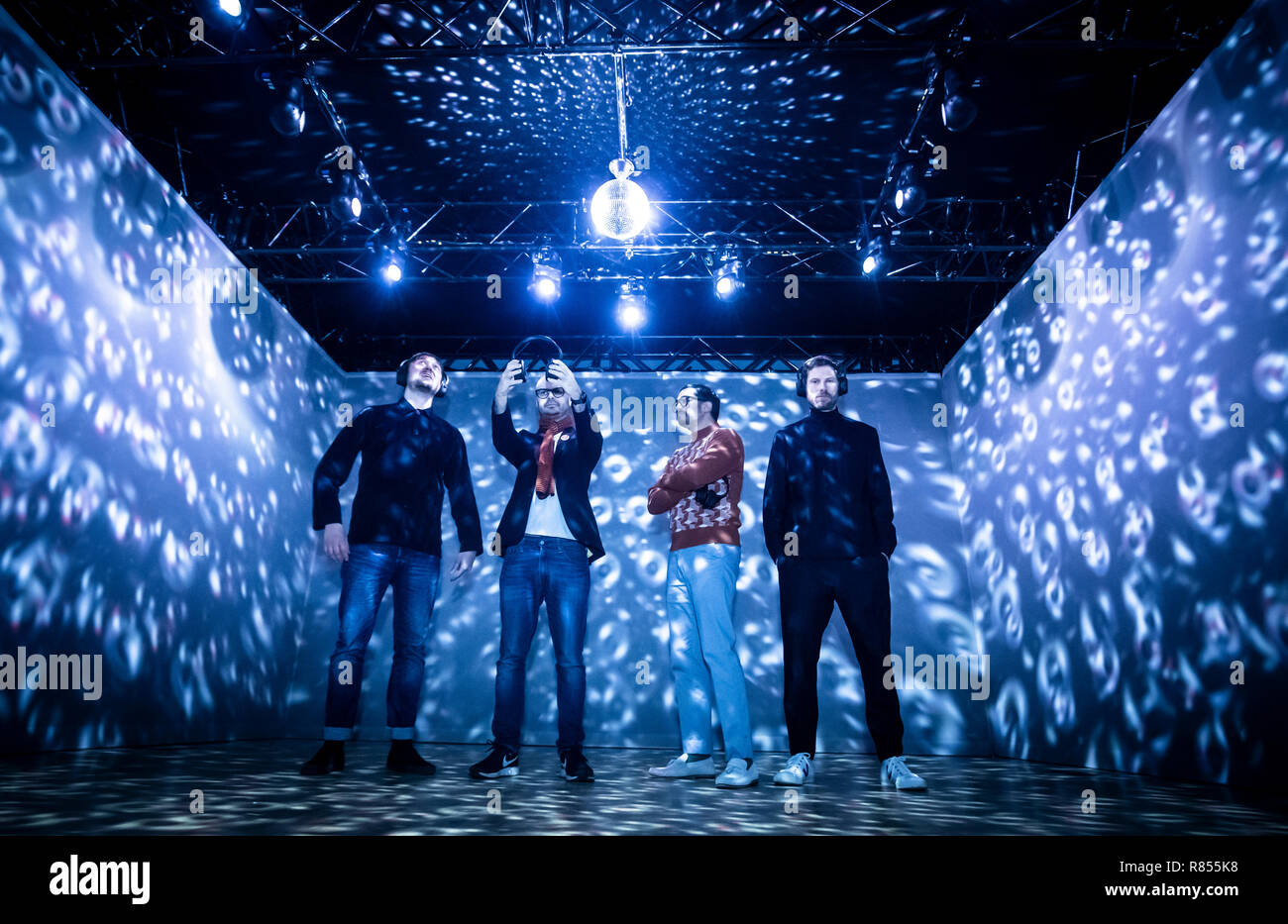 Left to right kaiser chiefs andrew white hi-res stock photography and ...