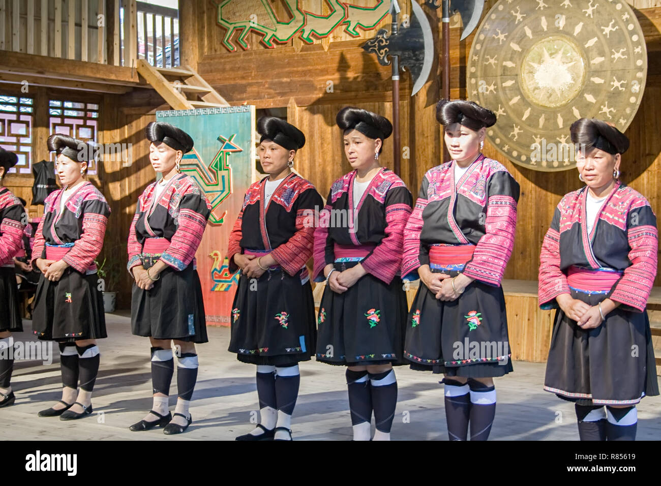 Red Yao women perform during Festival at Longji Huangluo Yao Village ...