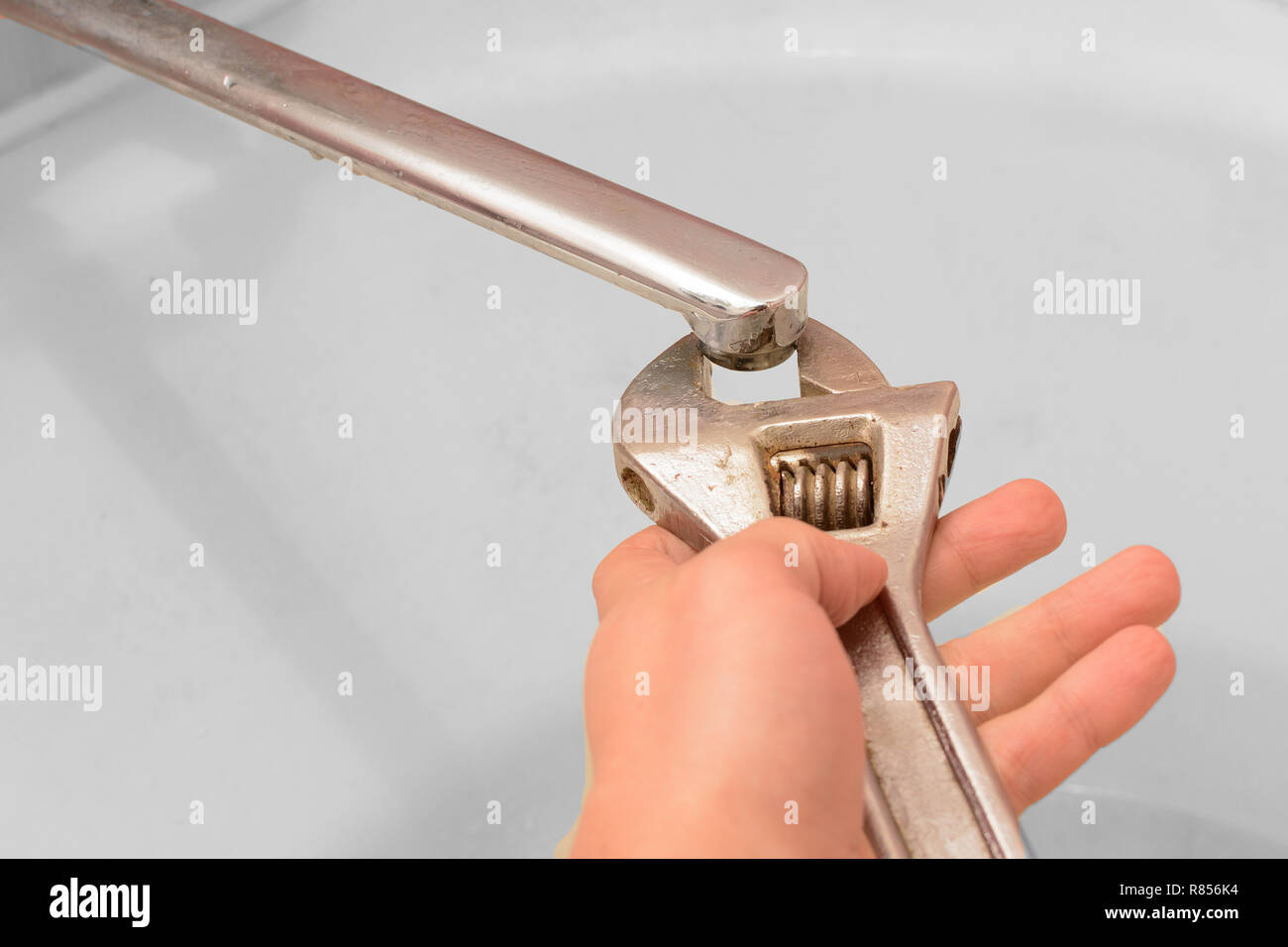 Installing faucet aerator hi-res stock photography and images - Alamy