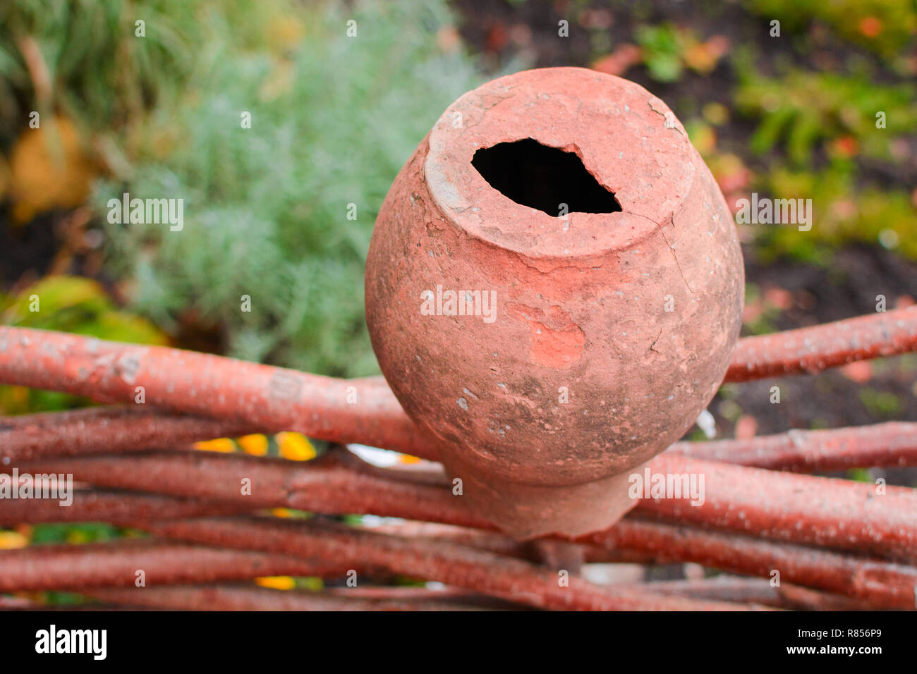 Cracked clay pot hi-res stock photography and images - Alamy