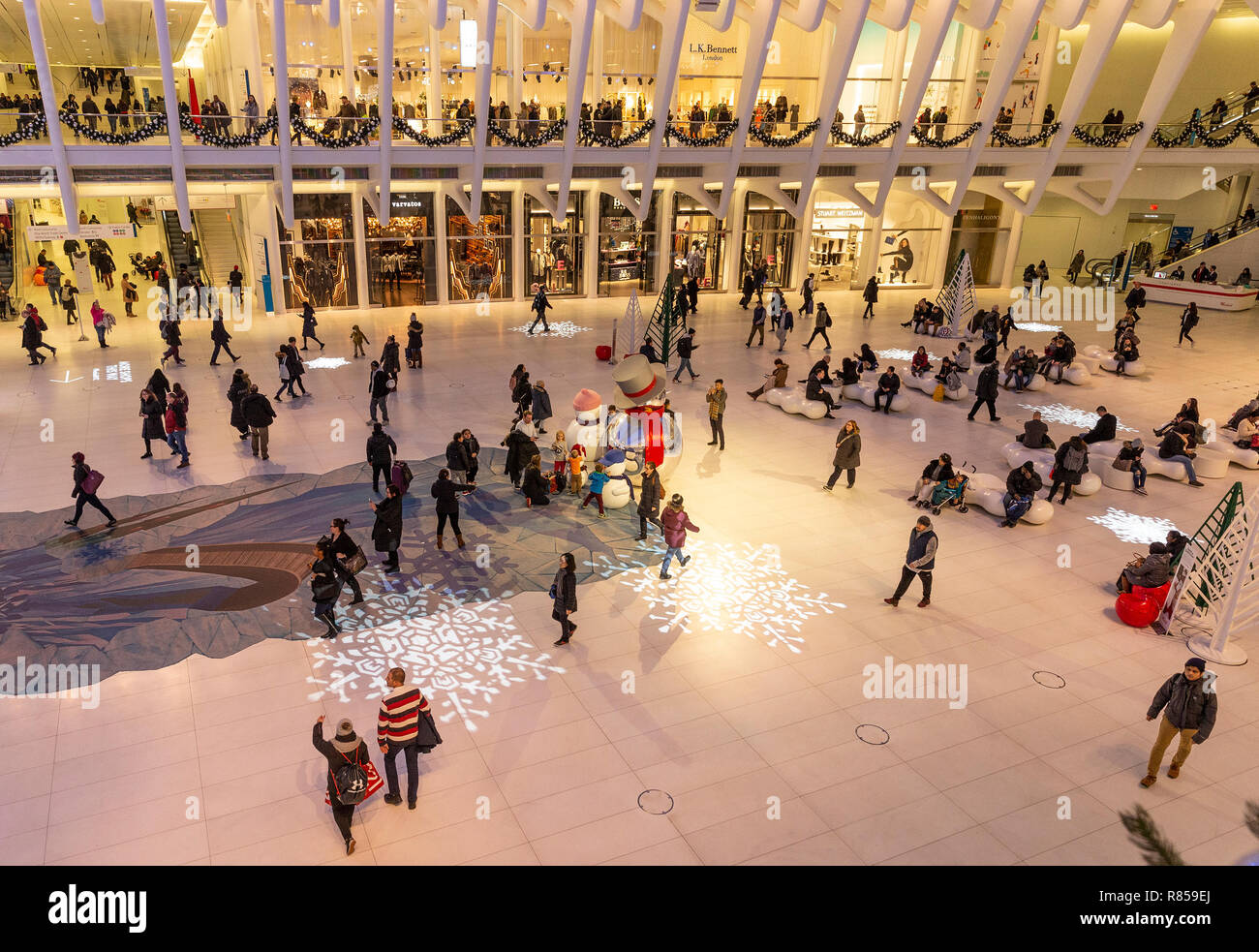 Christmas decorations at Oculus at Westfield World Trade Center (Photo ...