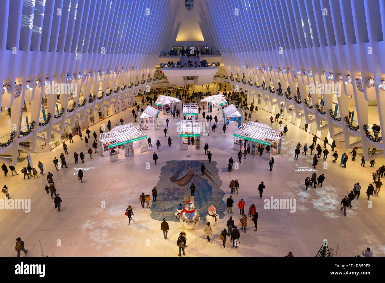 Christmas decorations at Oculus at Westfield World Trade Center (Photo ...