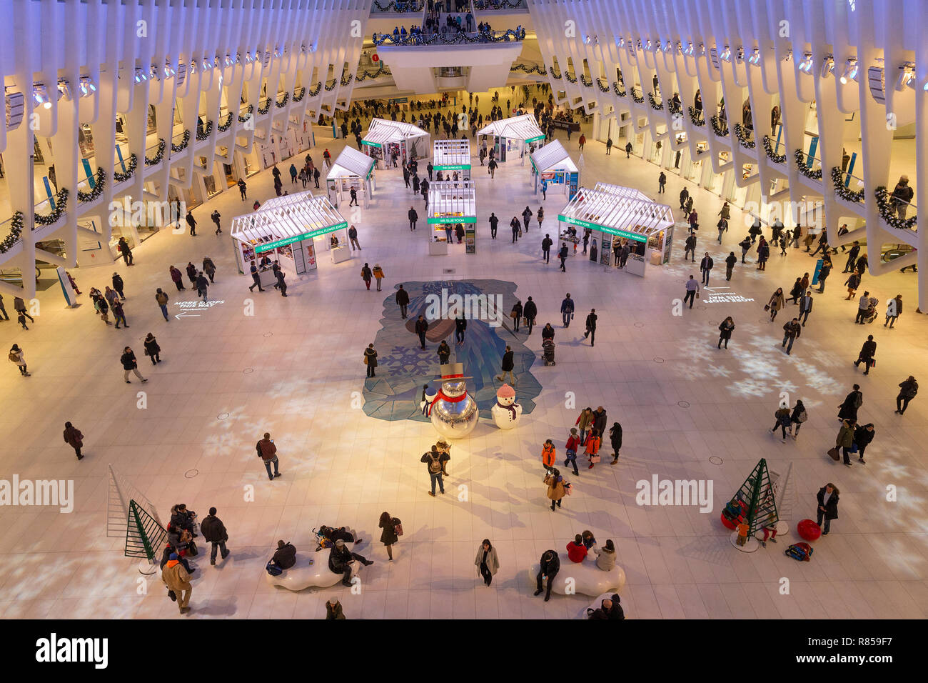 Christmas decorations at Oculus at Westfield World Trade Center (Photo ...