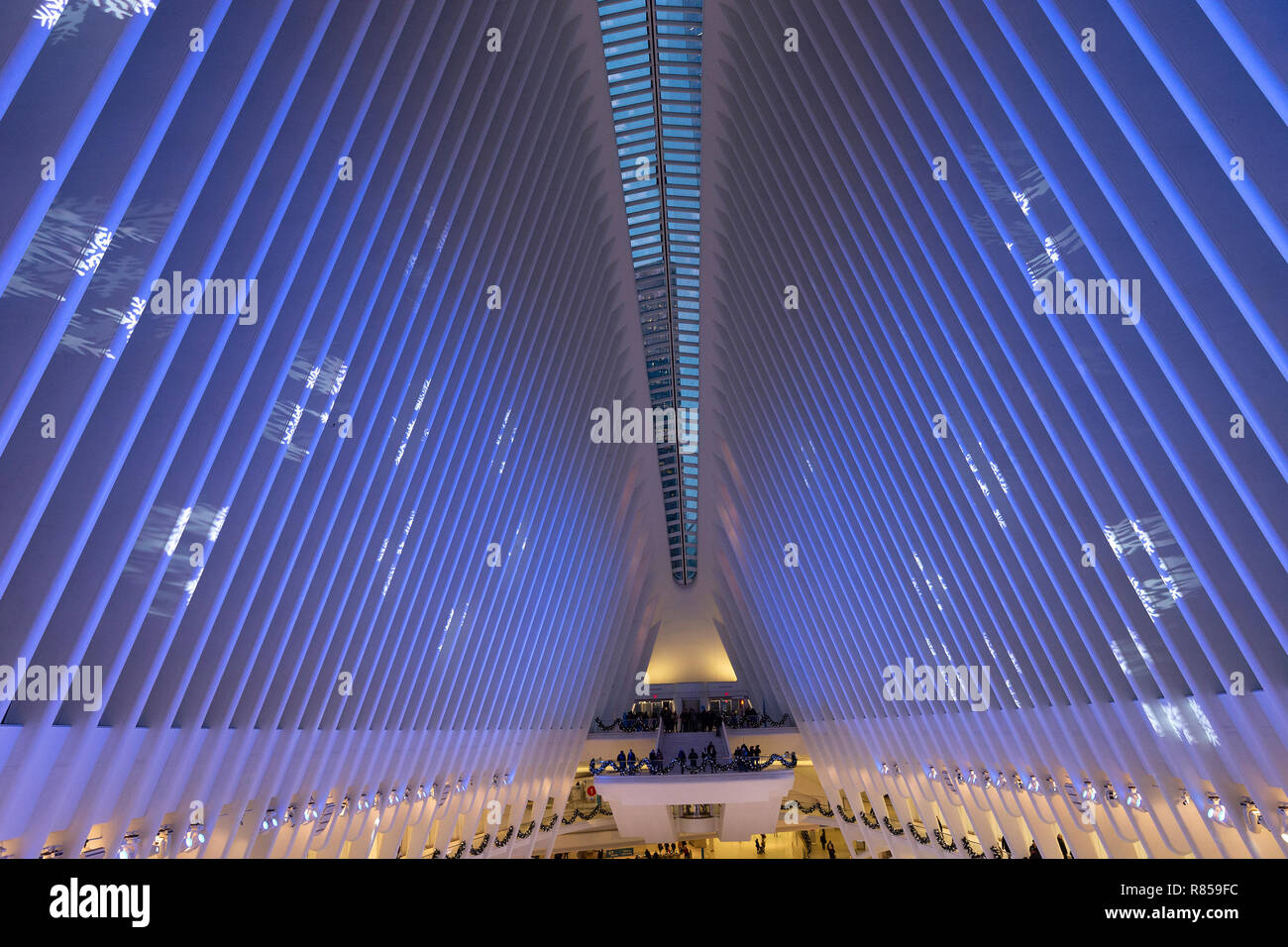Christmas decorations at Oculus at Westfield World Trade Center (Photo ...