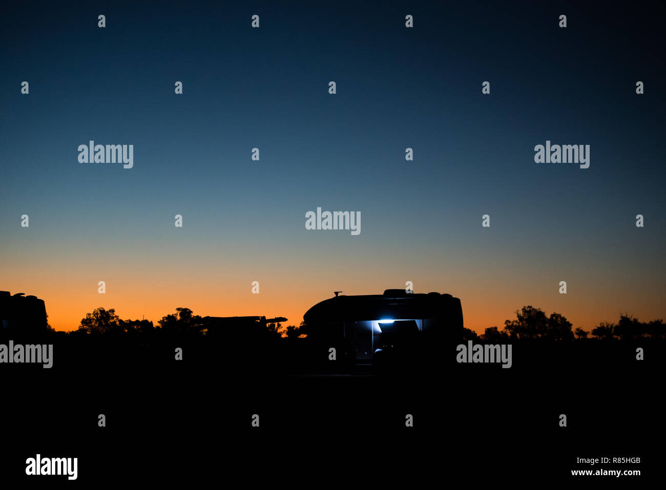 Australian campfire in the outback hi-res stock photography and images ...